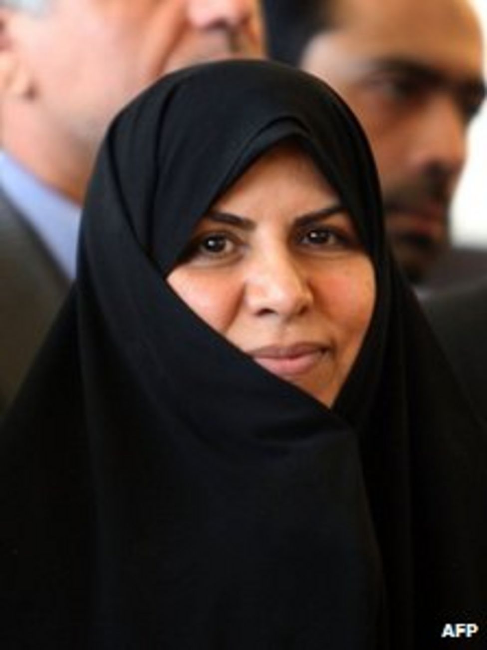 Iran drug shortage: US Iranians send medicine to avert crisis - BBC News