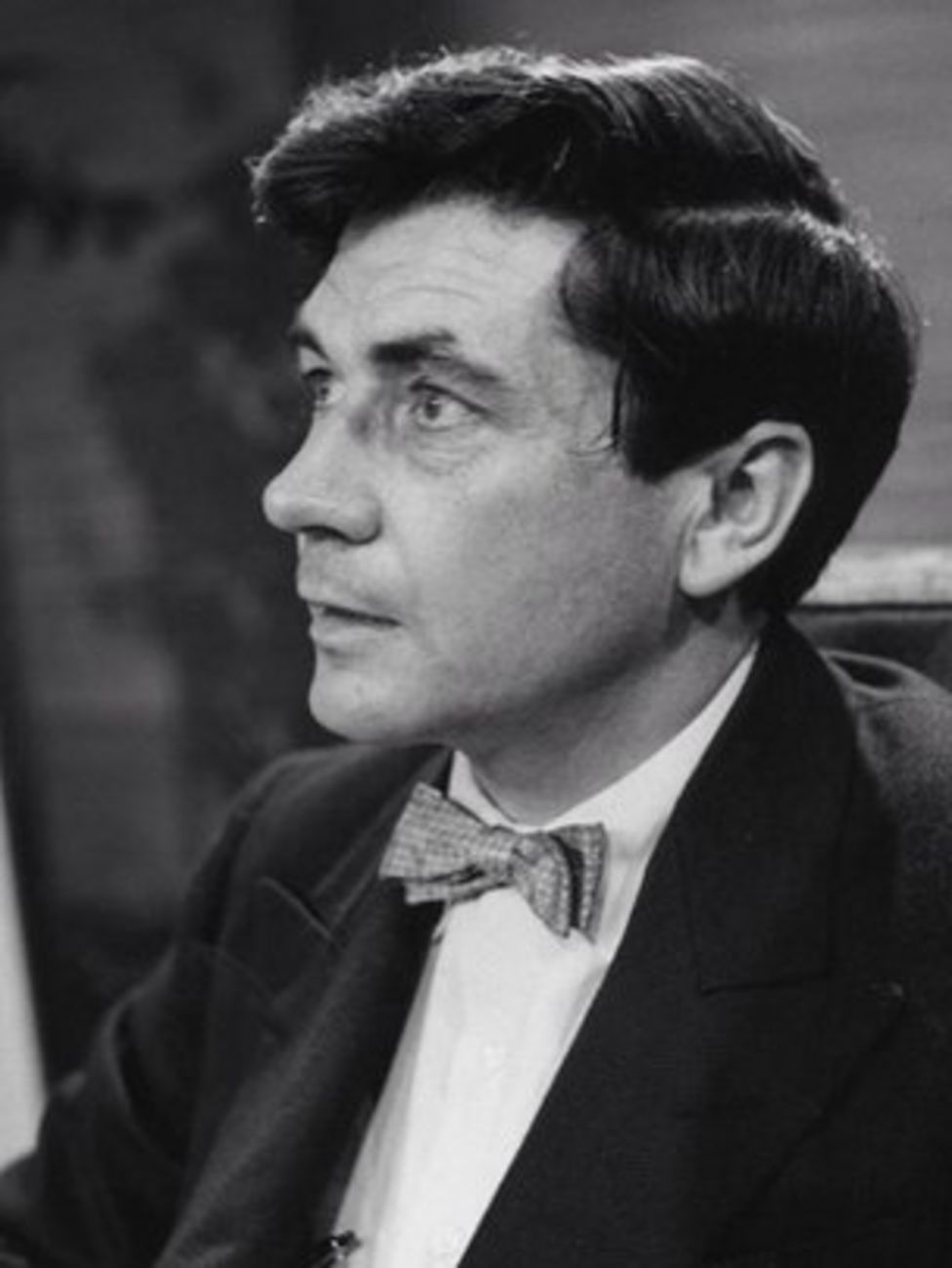 Obituary: Robert Kee - BBC News