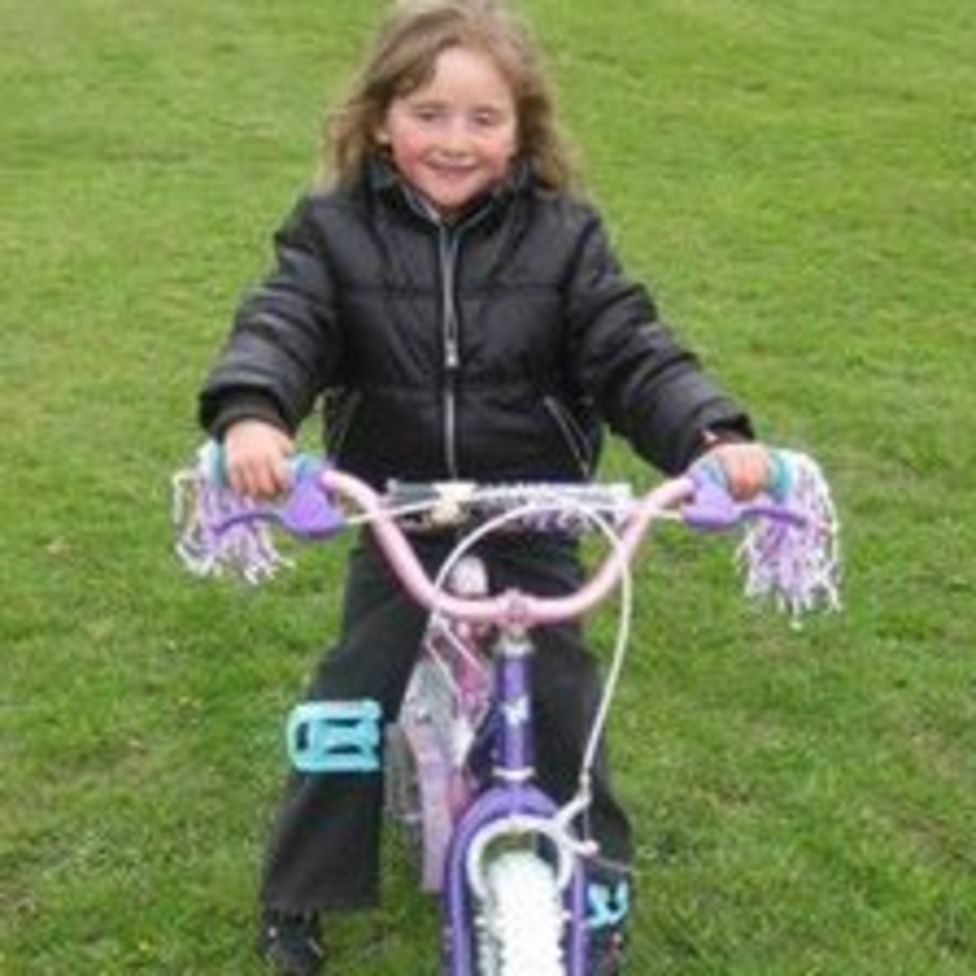 April Jones: Mark Bridger denies murder at Mold Crown Court - BBC News