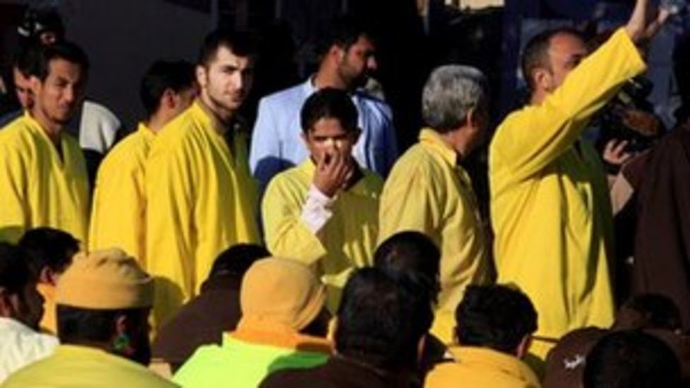 Iraqi officials apologise for prison system 'injustice' - BBC News