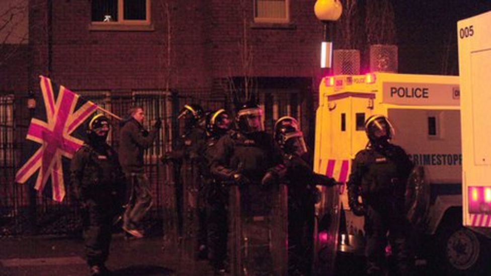 Union flag dispute: Riot breaks out in east Belfast - BBC News