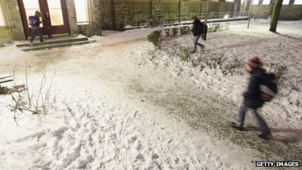 10 things about school snow closures - BBC News
