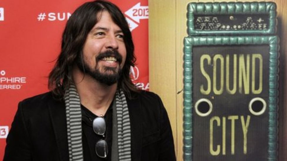 Foo Fighters star Dave Grohl 'breaks leg' in stage fall - BBC News
