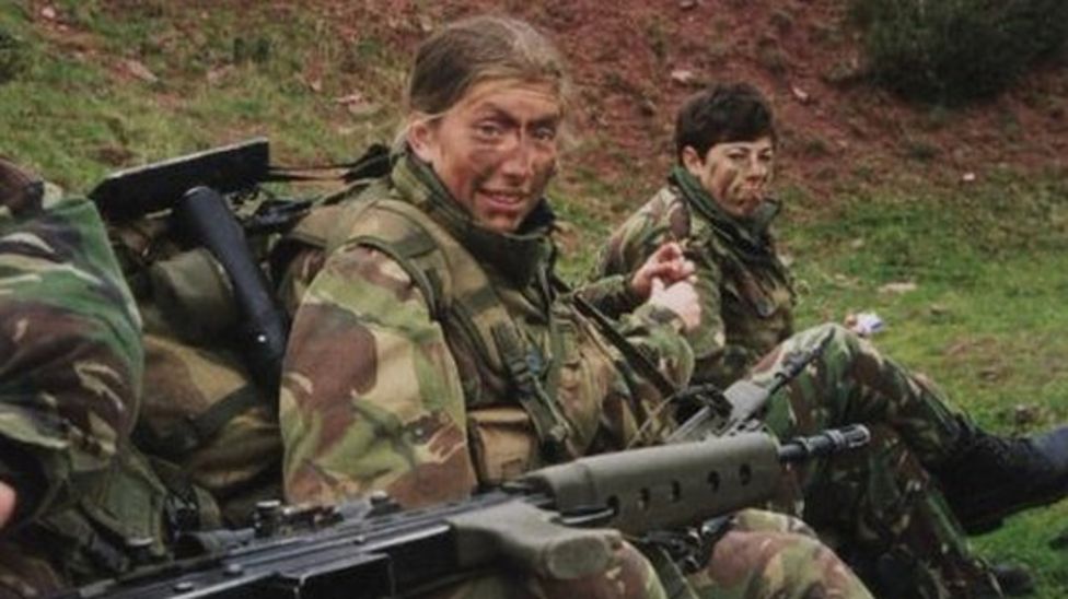 Army 'must consider' female combat roles - BBC News