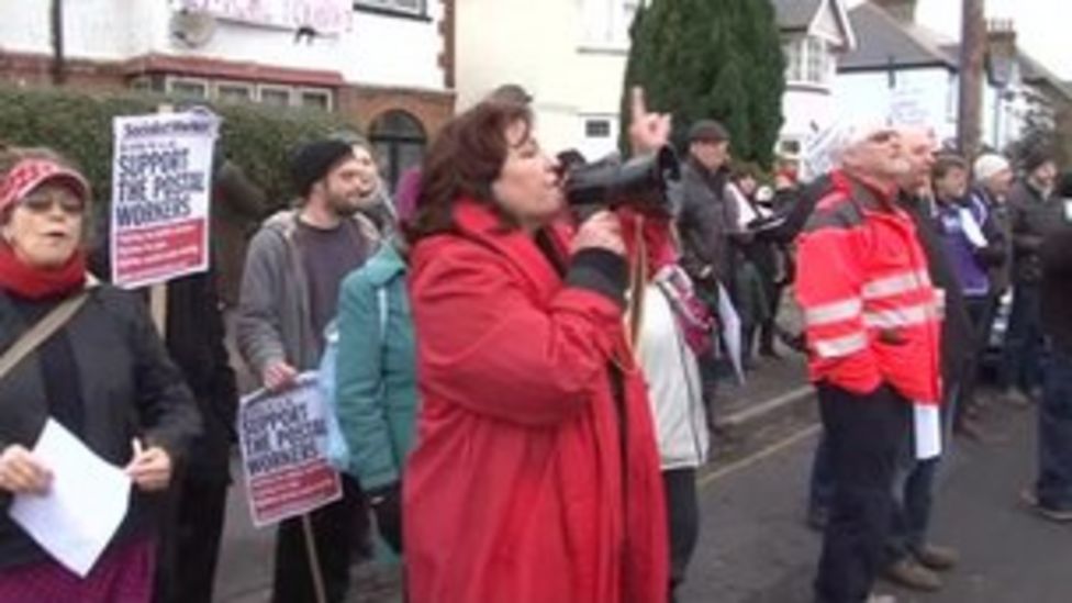 Whitstable protest over delivery office closure - BBC News