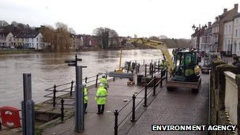 Worcestershire Flood Barriers Put Up As River Levels Rise Bbc News