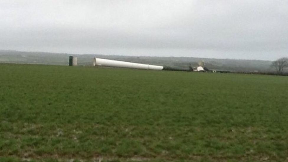 Wind turbine collapses on Bradworthy farm - BBC News