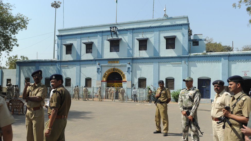 India Meerut young offenders escape using bedsheets - BBC News