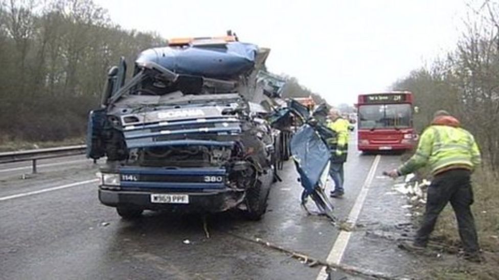 A12 Colchester: Bus and lorry crash shuts carriageway - BBC News