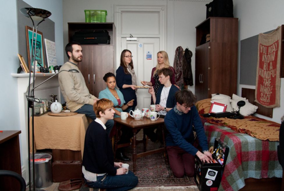 Students' rooms: 1890s v 2010s - BBC News