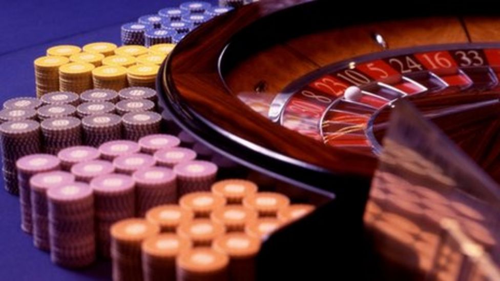 Gambling and alcohol addiction linked, report says - BBC News