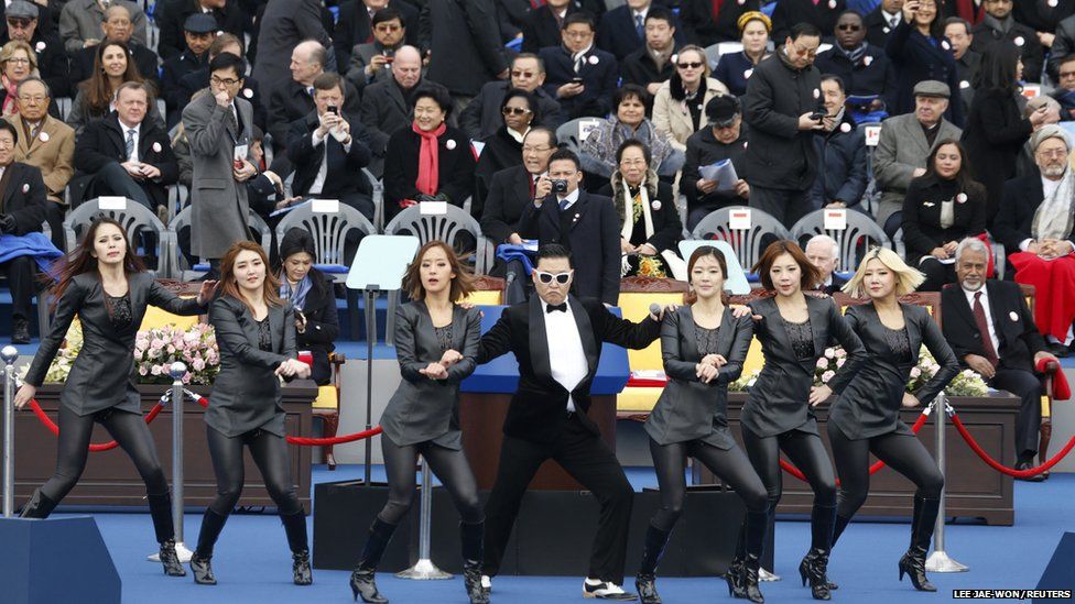 Day in pictures: 25 February 2013 - BBC News