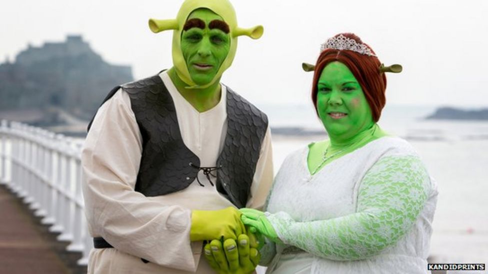 Couple marry dressed as Shrek and Fiona - BBC Newsround