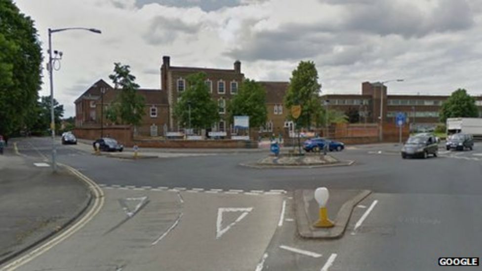 Slough roundabout limit lowered to 20mph after accidents - BBC News