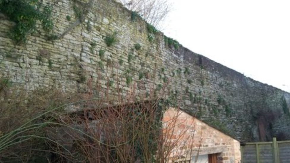 Ludlow town walls unrepaired 18 months after collapse - BBC News