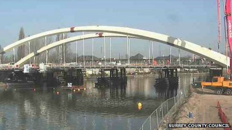 Completion of Walton Bridge over the Thames on target - BBC News