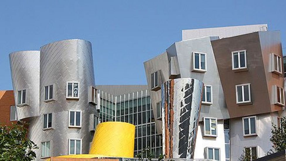 Online English course attracts 100,000 students - BBC News