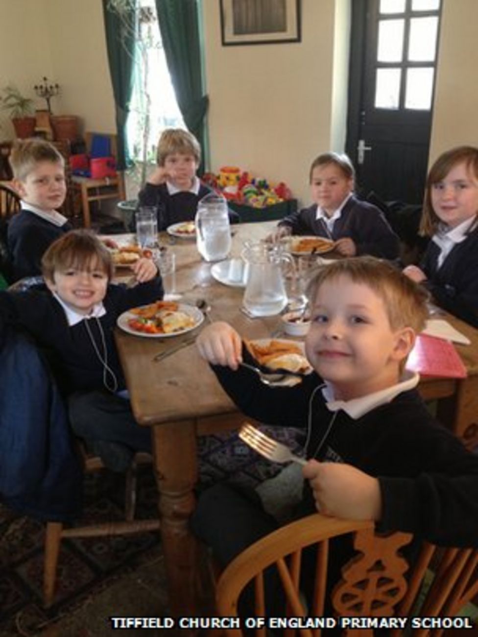 Tiffield Primary School pupils have pub lunches - BBC News