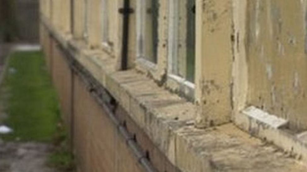 Poor school buildings 'damaging pupils' health and education' - BBC News