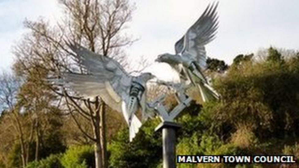 Duke of Gloucester unveils Malvern Buzzards sculpture - BBC News