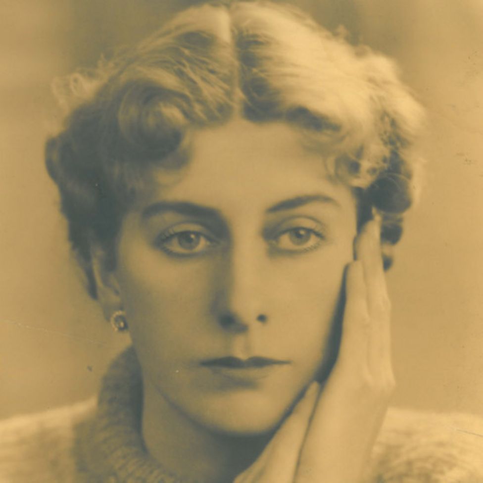 Elsi Eldridge: Art work by wife of RS Thomas on show - BBC News