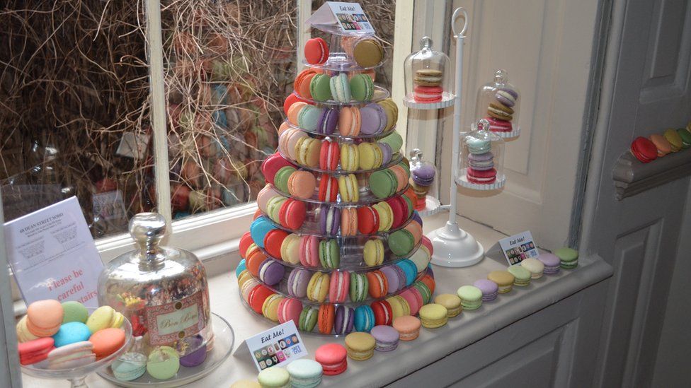 In pictures: Cake-tasting house opens in London's Soho - BBC News