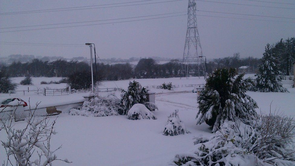 Your pictures: Snow continues to bring chaos to UK - BBC News