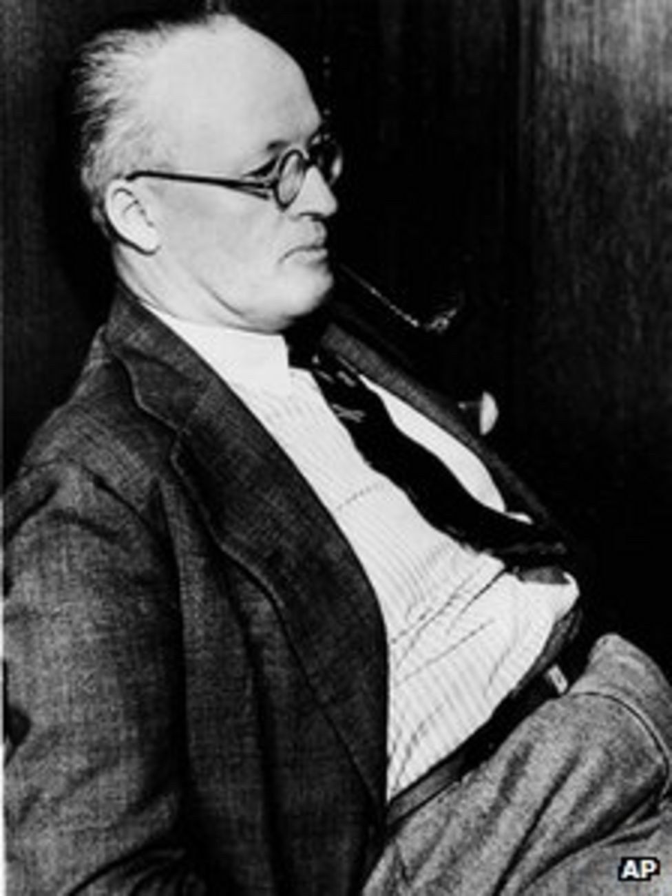 Author Hugh Walpole comes in from the cold - BBC News