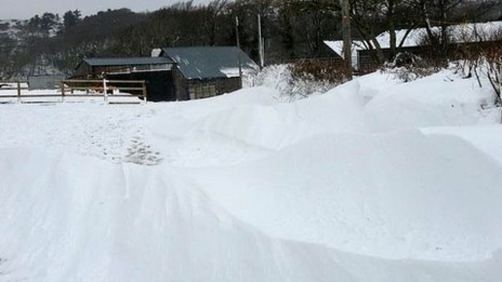 Cumbria snow: hamlet faces 'dire situation' - BBC News