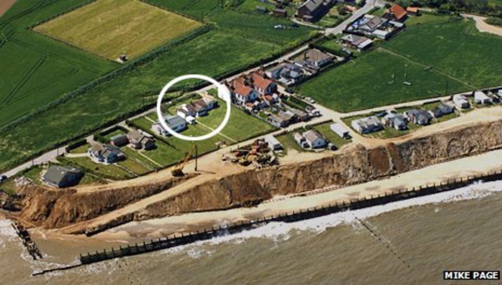 Happisburgh: Last Beach Road cliff-top resident 'frightened' - BBC News