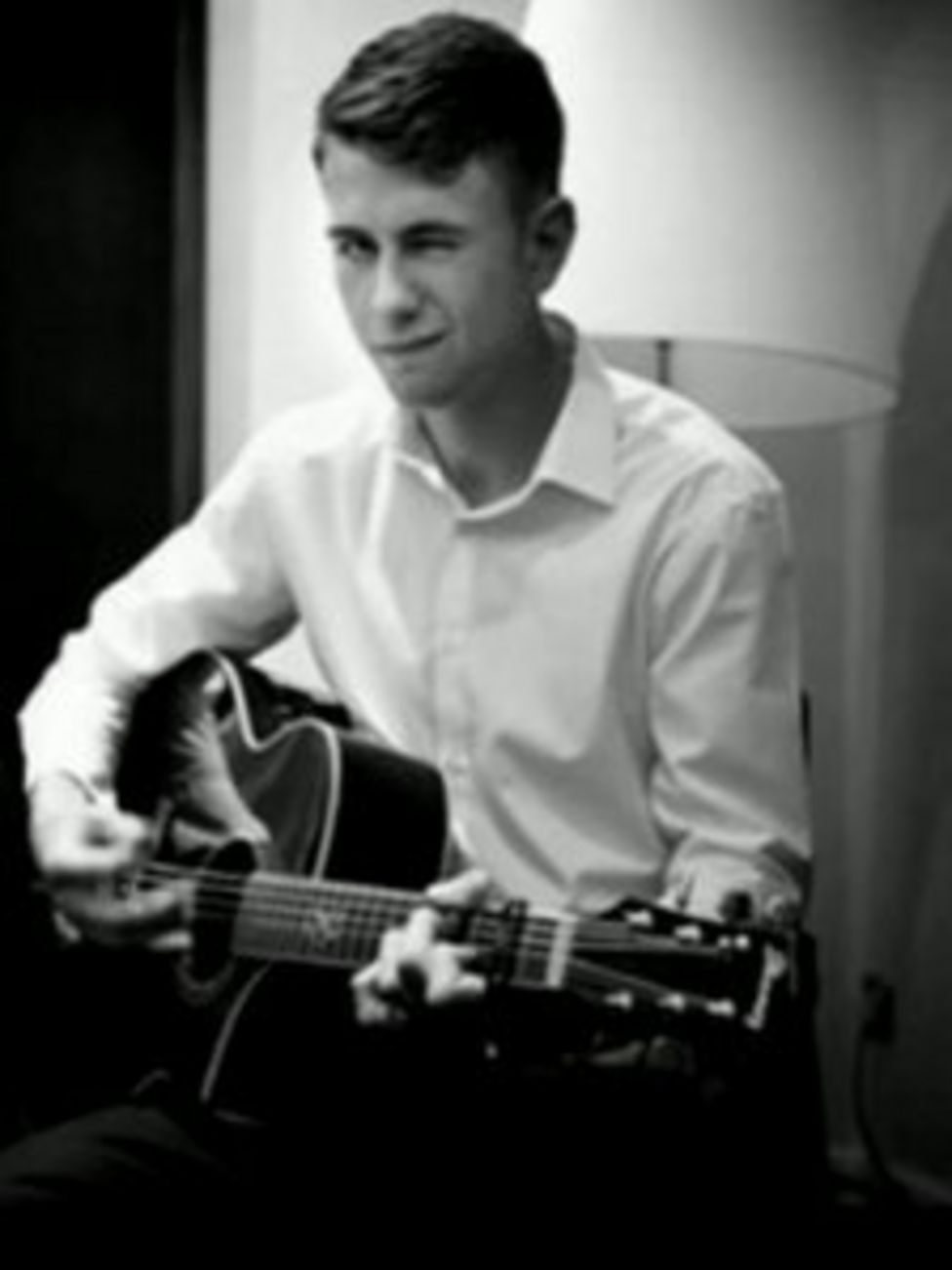 Crash death musician Michael Molloy's song released - BBC News