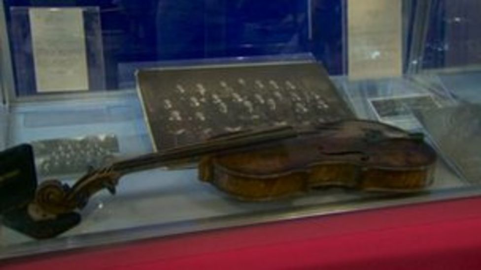 Titanic violin on display at Belfast City Hall - BBC News