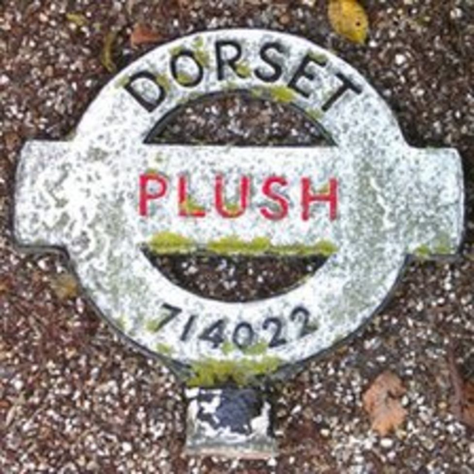 Plush fingerpost sign restored - BBC News