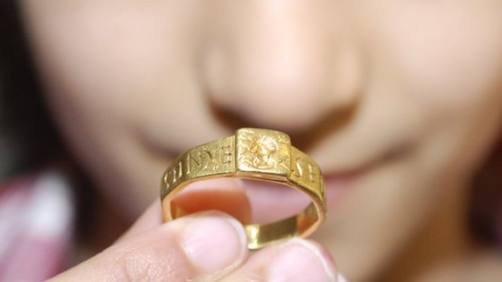 'Exceptional' ancient ring collection to be auctioned - BBC News