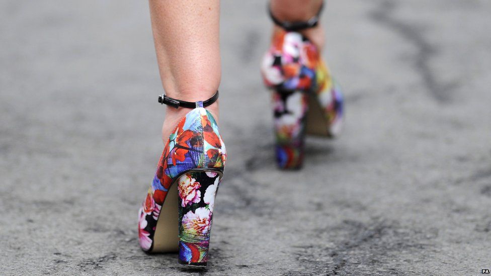 In pictures: Ladies' Day at Grand National meeting at Aintree - BBC News