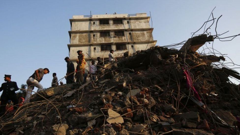 India Kolkata flyover collapse: At least 20 dead - BBC News