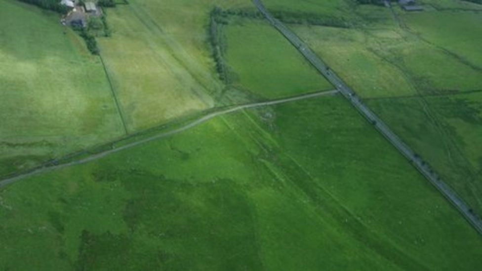 Hadrian's Wall: Aerial photographs 'could change history' - BBC News