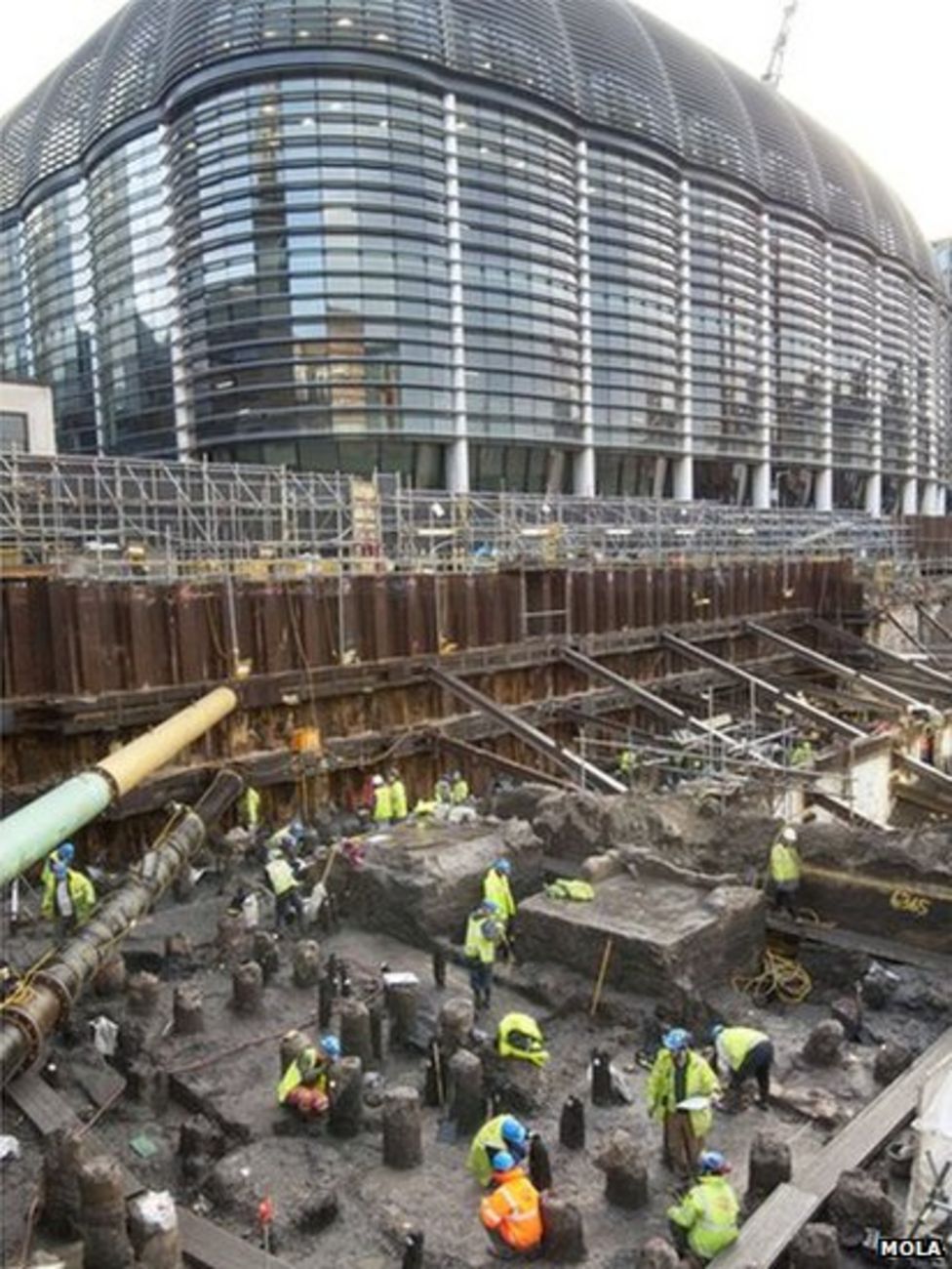 In pictures: London's 'deepest' Roman excavation finds - BBC News