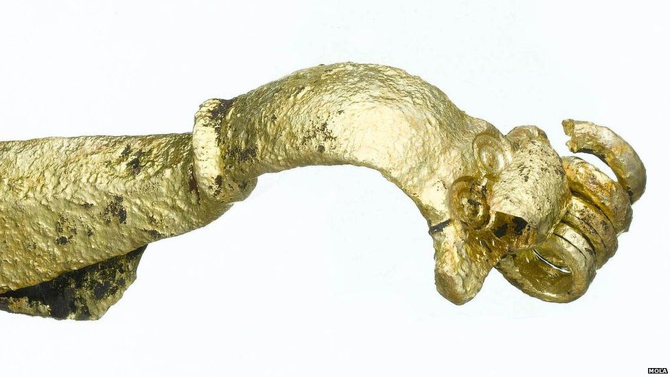 Thousands of Roman artefacts found buried under London - BBC Newsround