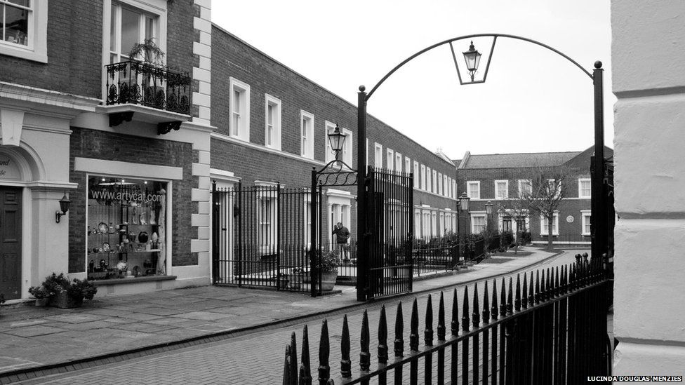 In Pictures: Spitalfields celebrates French impact - BBC News