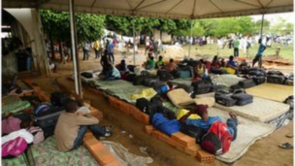 Brazil immigrants face long wait at border town - BBC News
