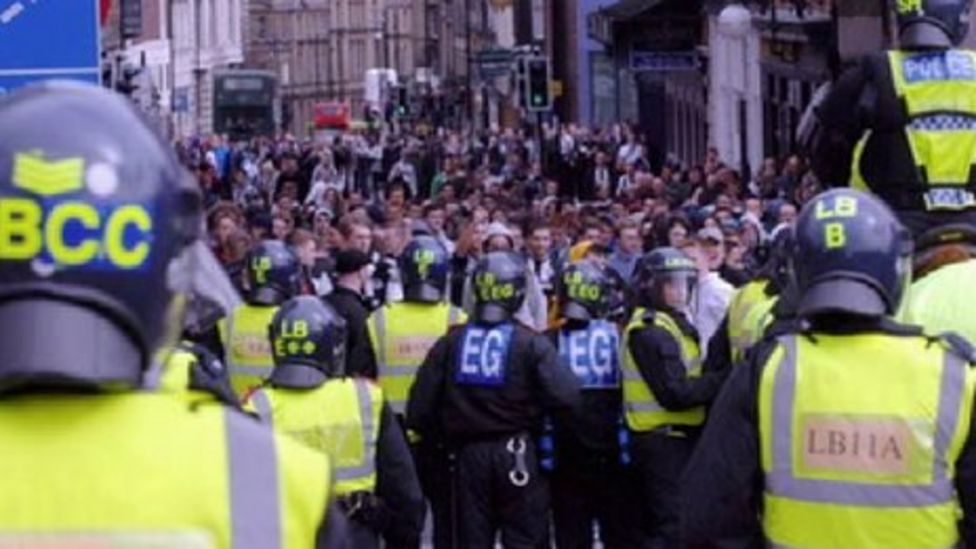 Football Banning Orders for more than 100 under-18s - BBC News