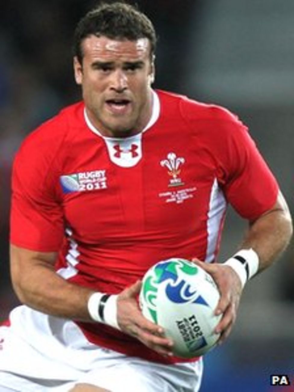 Wales rugby centre Jamie Roberts qualifies as doctor - BBC News