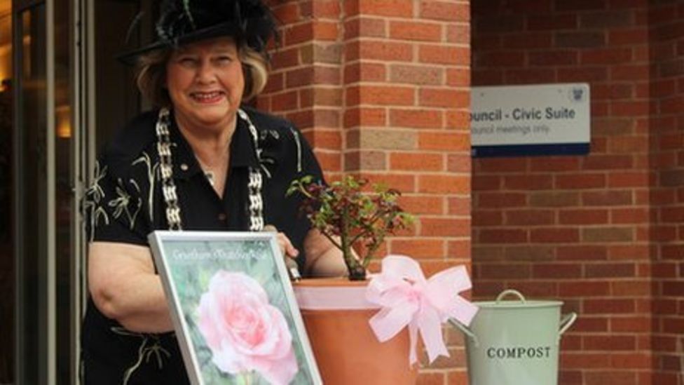 Margaret Thatcher honoured with rose in Grantham - BBC News