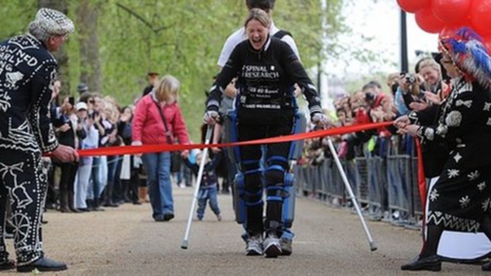 'Bionic' woman Claire Lomas completes Great North Run - BBC News