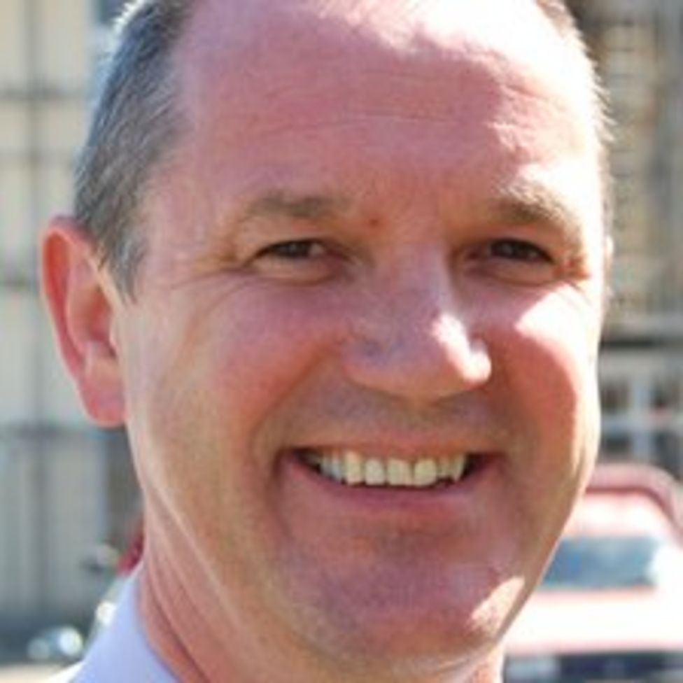 Guernsey education boss 'sorry' for delay over places - BBC News