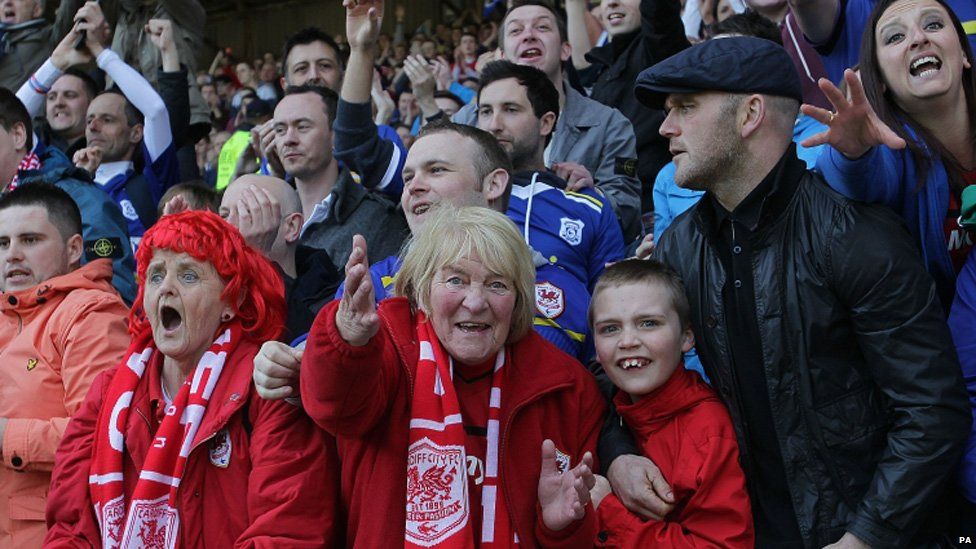 In pictures: Cardiff City fans celebrate Championship title - BBC News