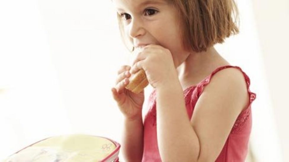 Eating same food as parents 'healthier for children' - BBC News