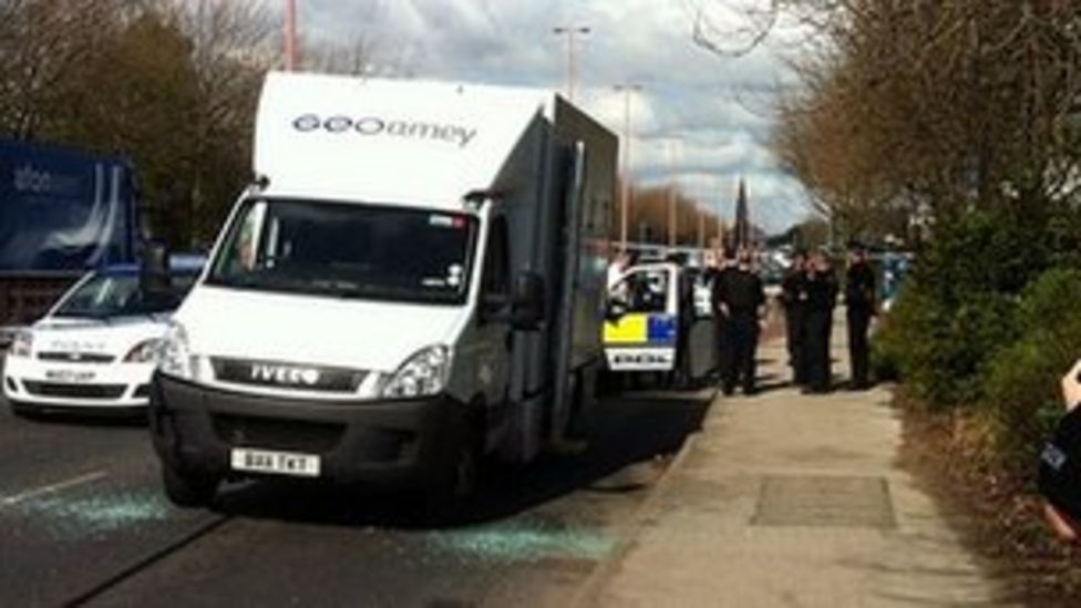 Salford prison van ambush: Two men escape - BBC News