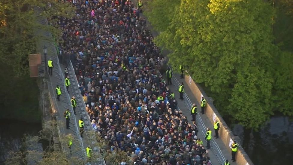 Oxford May Day: Thousands gather at Magdalen Bridge - BBC News